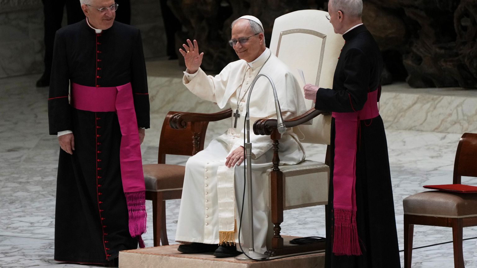 Papst Leo XIV. hält erste Audienz für Pressevertreter im Vatikan | Euronews