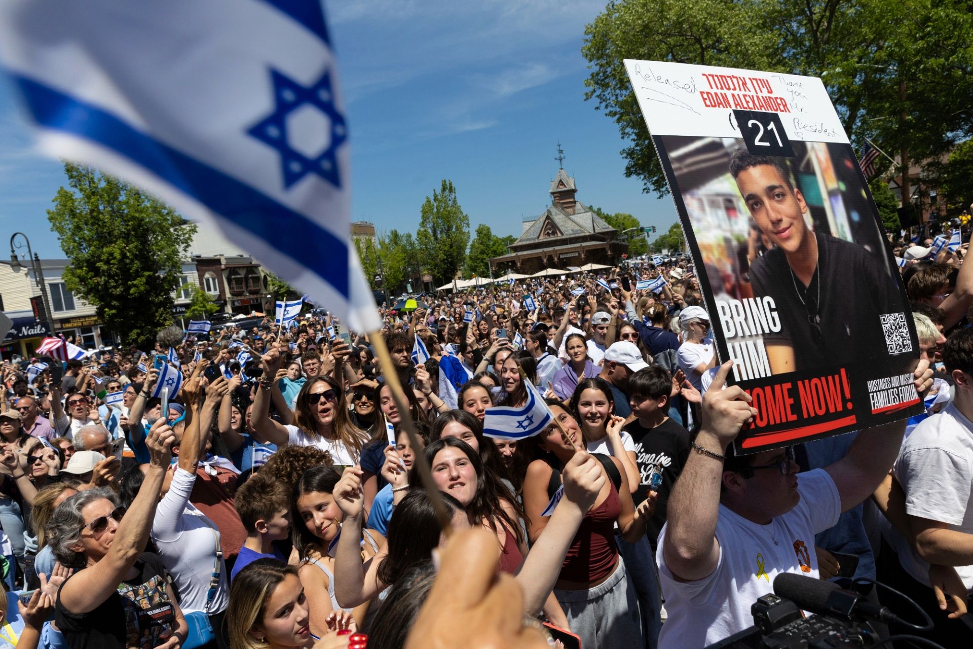 Hamas releases Israeli-US hostage Edan Alexander in 'goodwill gesture ...