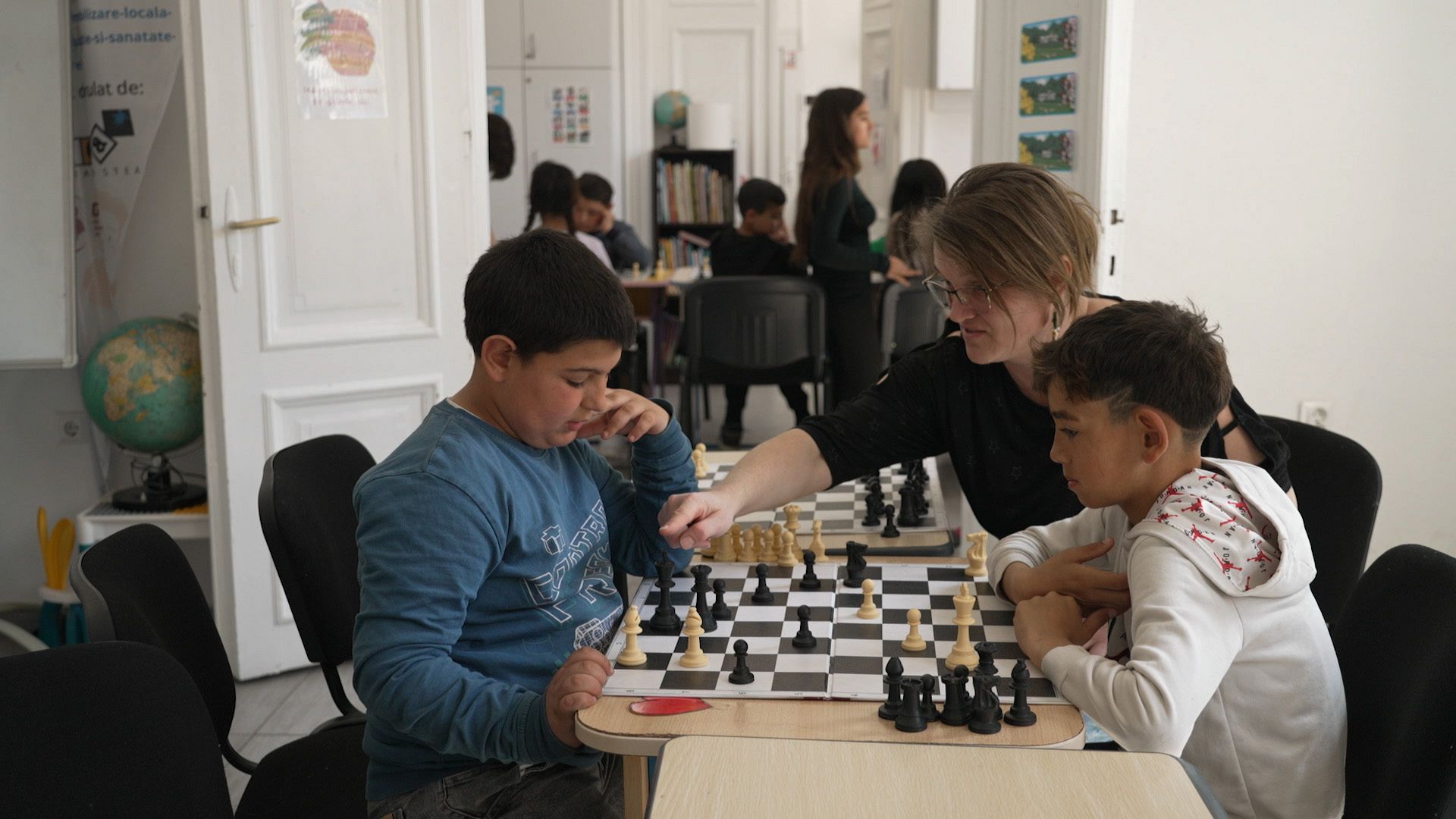 Roma children, chess for integration, the inspiring activity of a ...