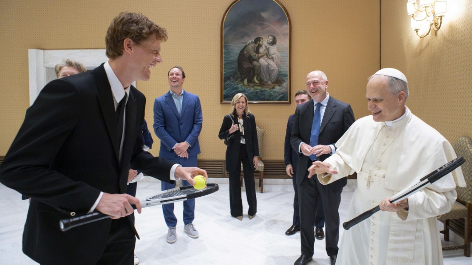 Tennisweltranglistenerster Sinner schenkt Tennisspieler Papst Leo XIV ...