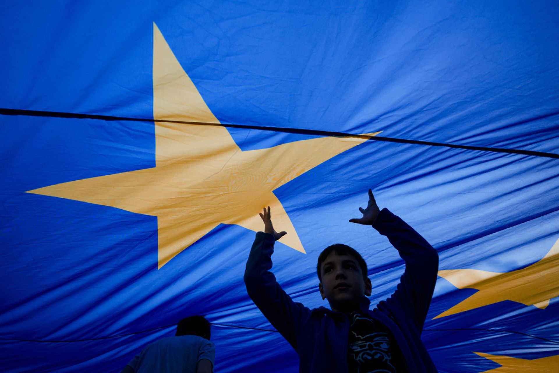 Romanians to choose between George Simion and Nicușor Dan in ...