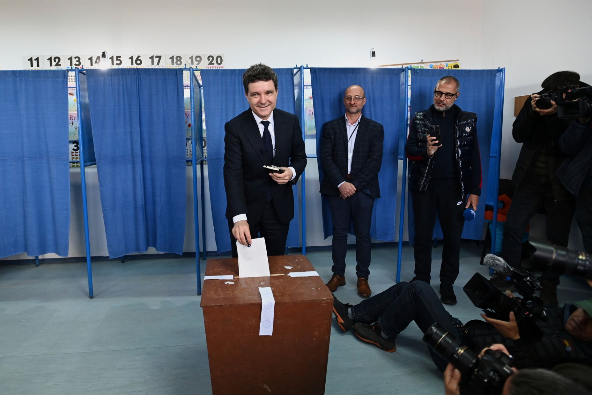 Romanians vote in cliffhanger presidential election as tensions ...