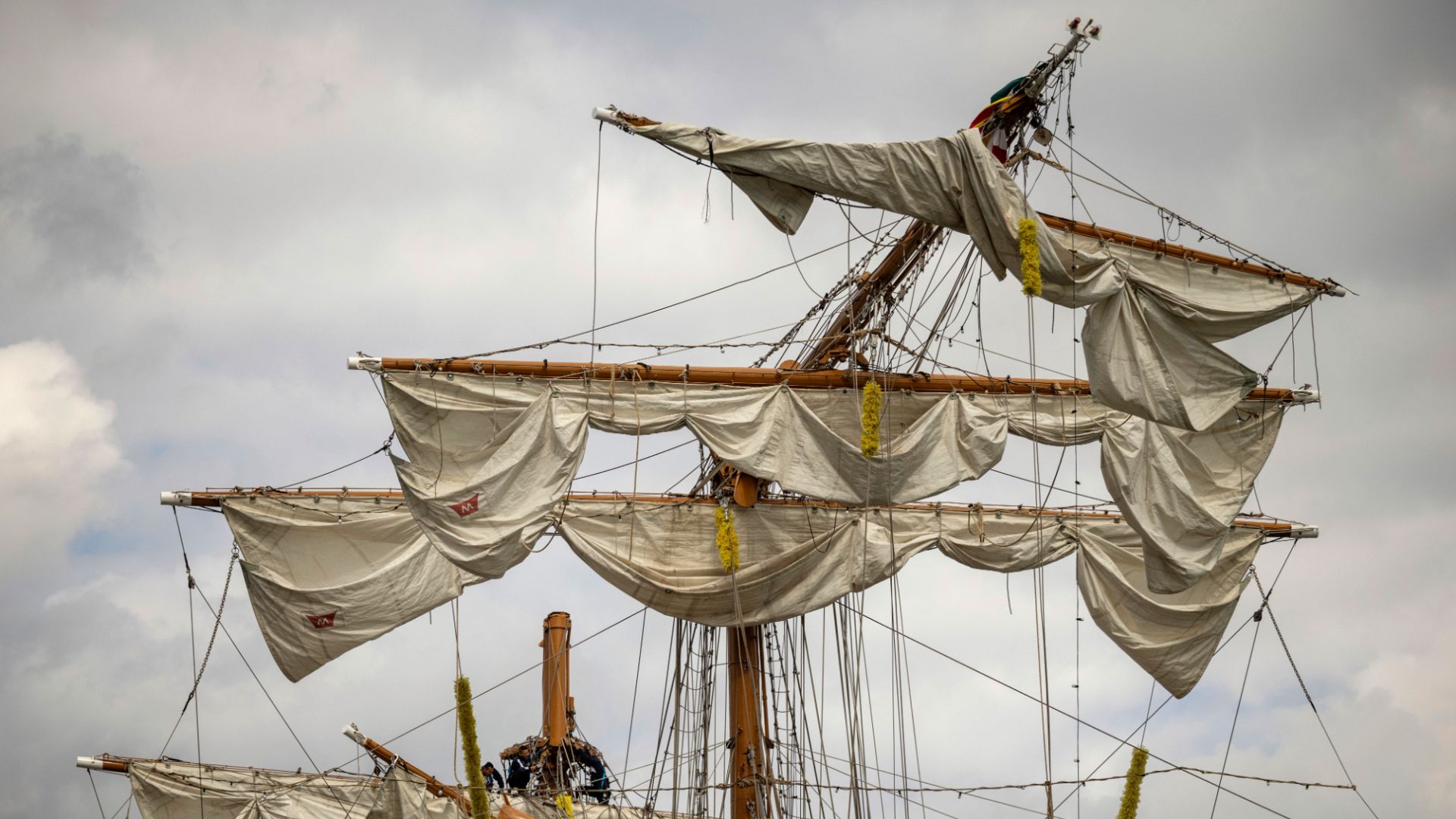 Video. Moments the Mexican navy ship struck the Brooklyn Bridge | Euronews