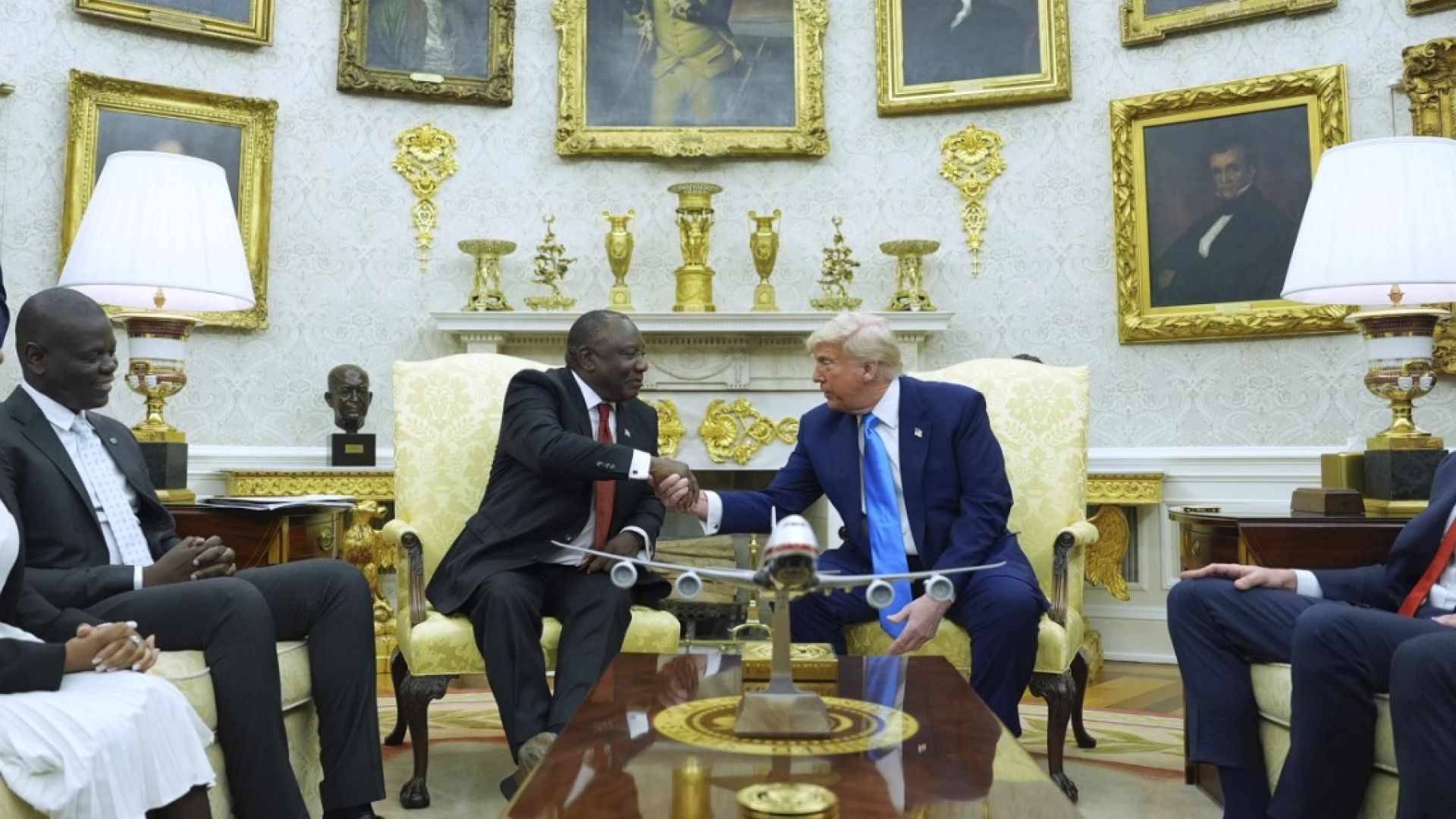 Trump reúne-se com o presidente sul-africano na Sala Oval e mostra o ...