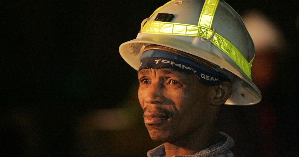 Afrique du Sud : 289 mineurs bloqués dans une mine d'or | Africanews