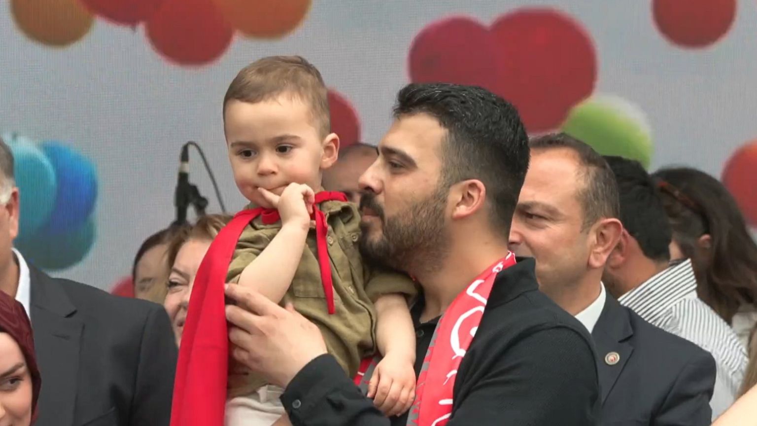 Binlerce kişi kanseri yenen Ali Asaf için balon uçurdu | Euronews