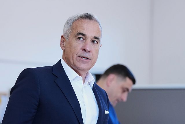 Nicușor Dan sworn in as Romania's president easing country's political ...