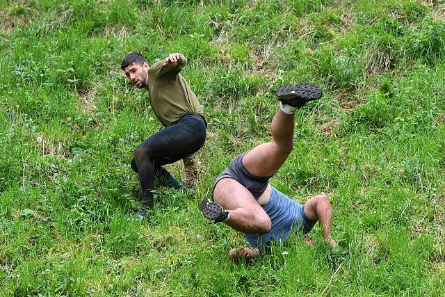 In Bildern: Münchner YouTuber Kopke gewinnt Käse-Rennen in Gloucester ...