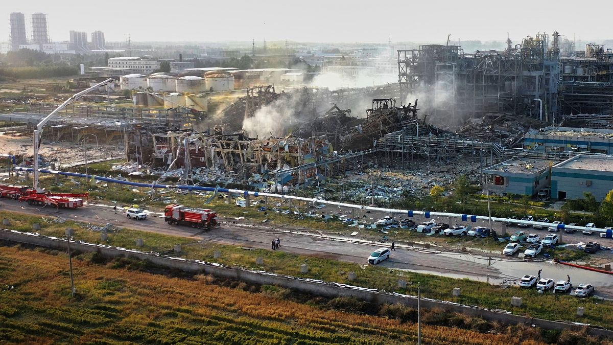 Una enorme explosión de una planta química en el este de China deja al ...