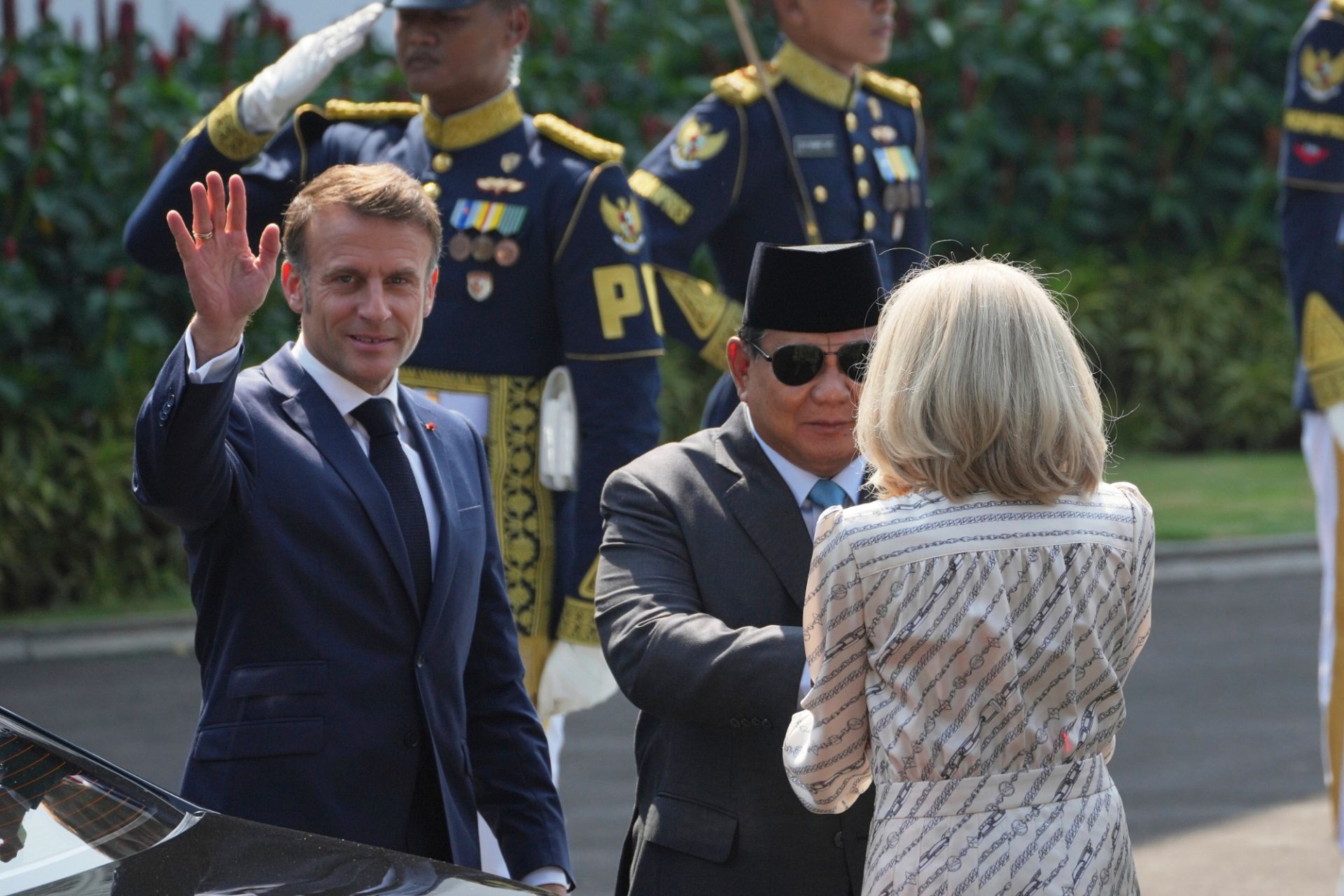 Macron in Indonesia: accordi con presidente Subianto su difesa e commercio dopo la tappa in ...