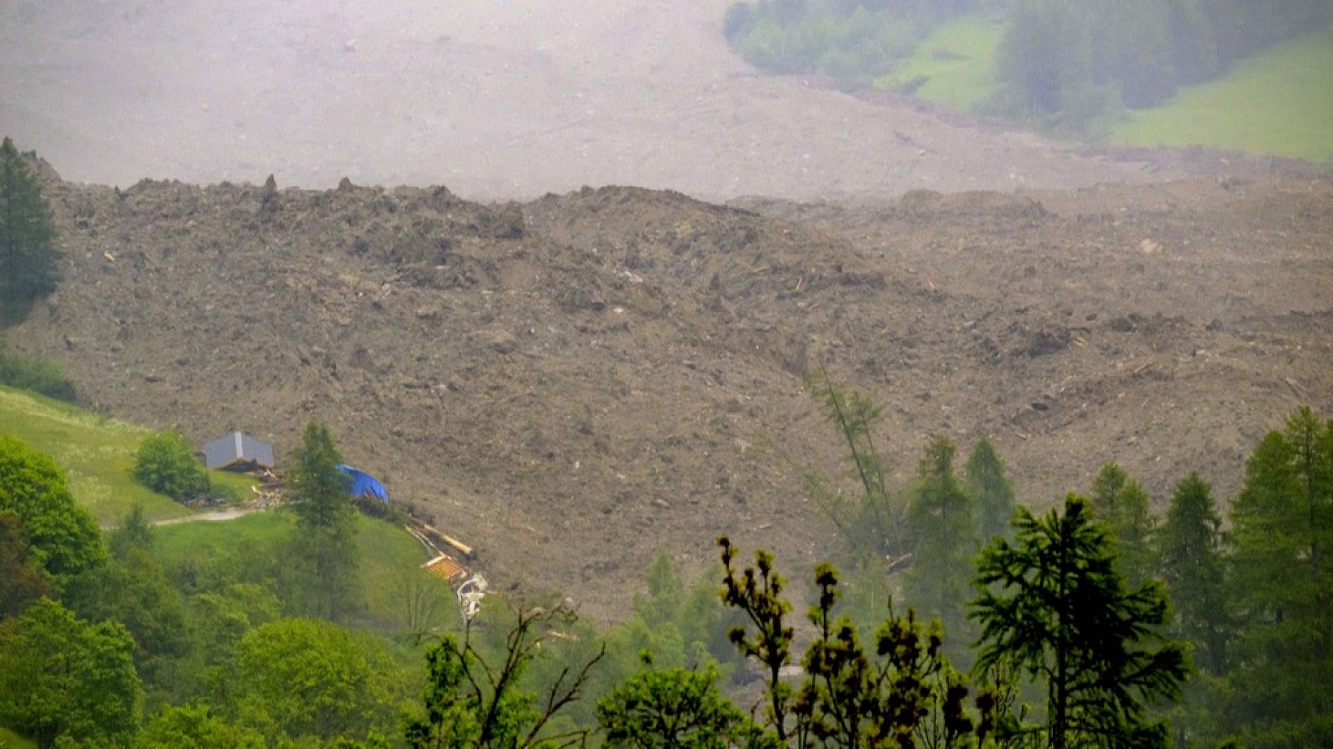 Lerombolta az útjába kerülő svájci falu, Blatten egy részét a Birch-gleccser | Euronews
