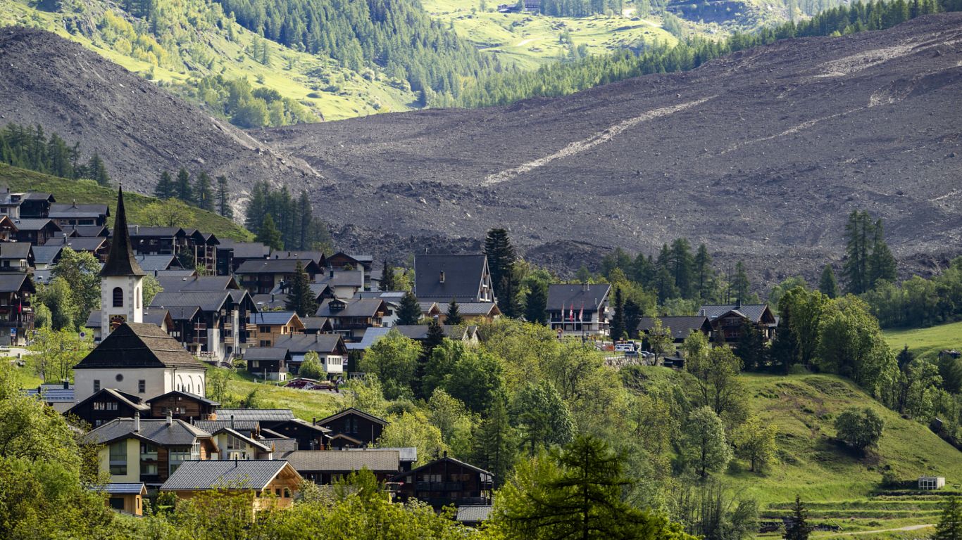Video. Luftaufnahmen zeigen Alpendorf, das vom Birchgletscher ...