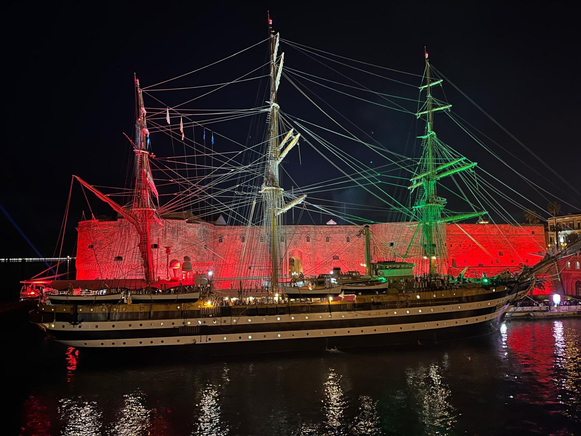 A bordo dell'Amerigo Vespucci che racconta l'Italia nei porti del ...
