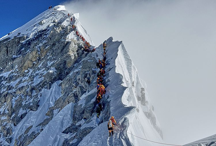 Le Népal célèbre les 72 ans de la conquête du sommet de l'Everest ...