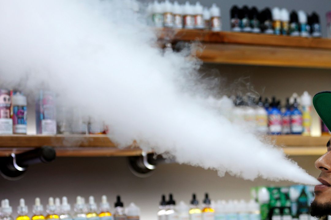 EU Commission faces rising pressure to tax vapes and nicotine pouches ...