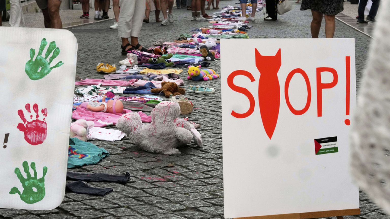 Megrendítő alkotással emlékeznek a Gázai övezetben megölt és szenvedő ...