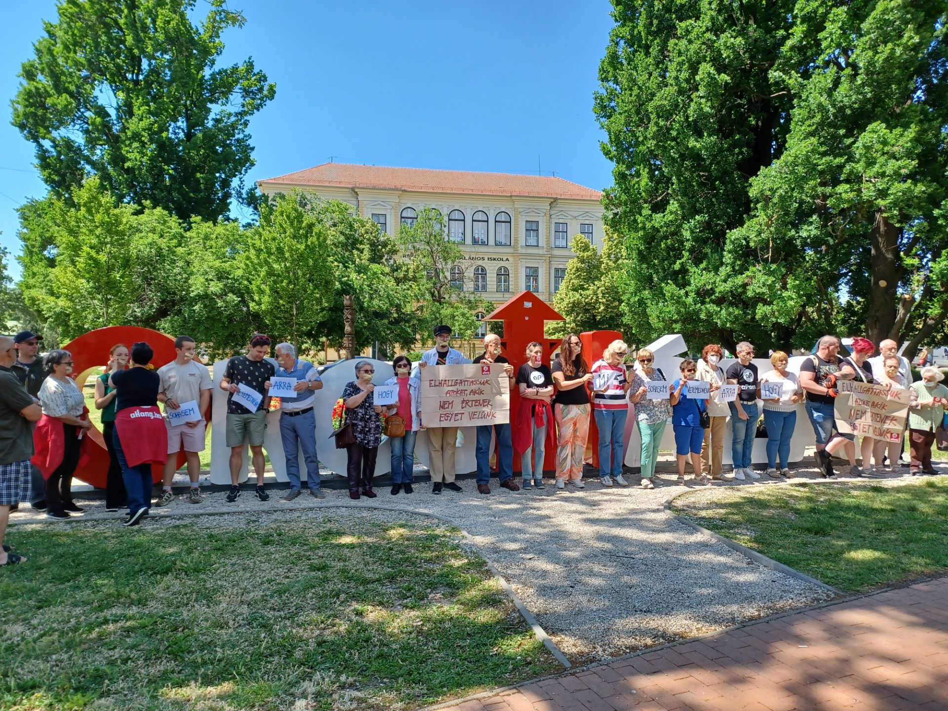 Protesta en Hungría con la boca tapada marcando un silencio impuesto ...