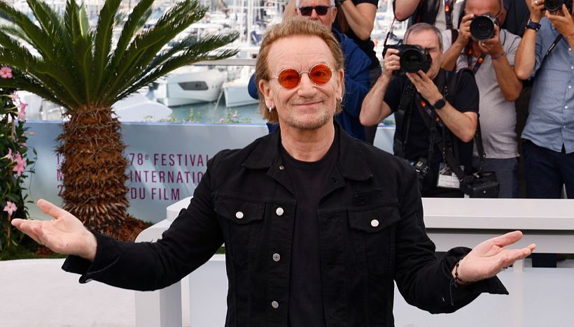 Why is Donald Trump's phone lock screen going viral online? | Euronews