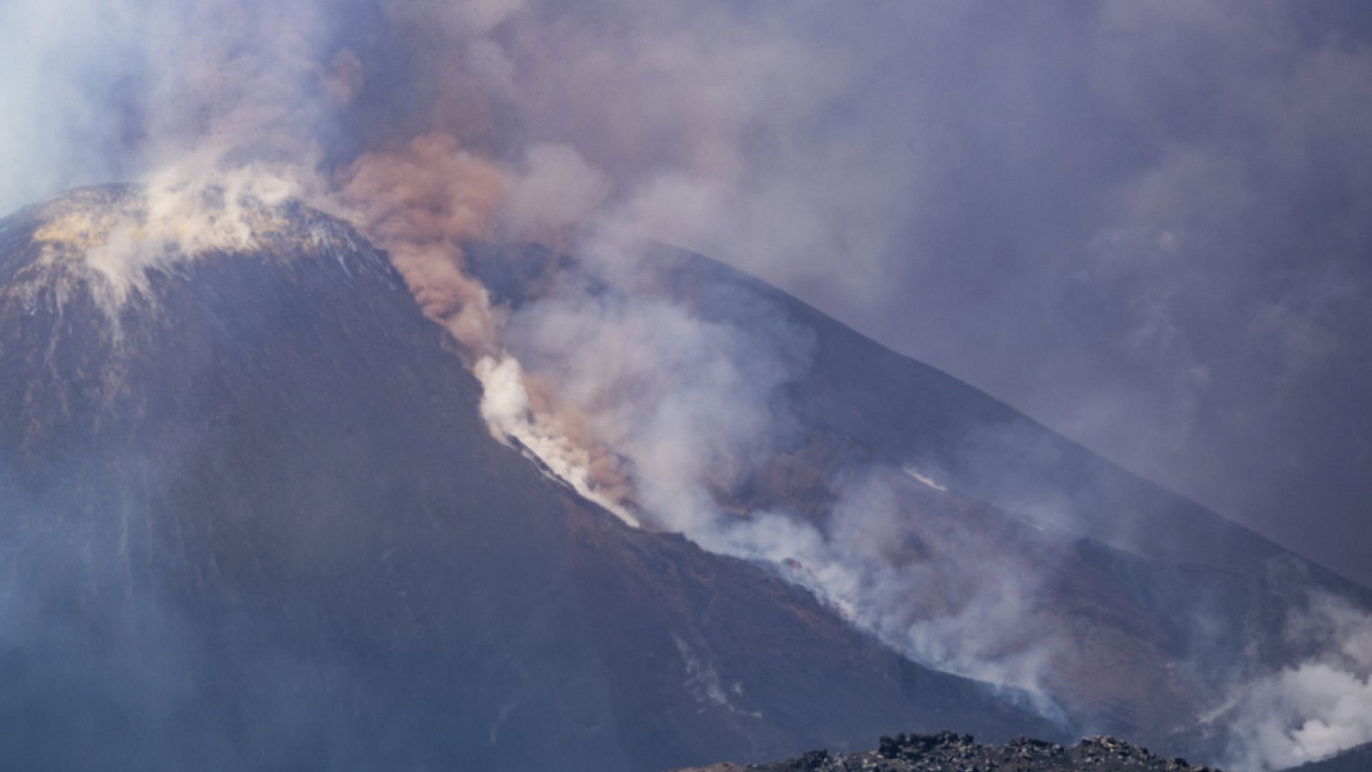 L’Etna, le plus grand volcan actif d’Europe, est de nouveau entré en ...