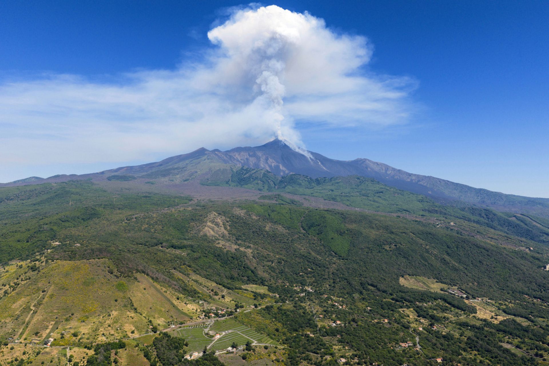 Massive plume of ash and volcanic material billows above Mount Etna as ...