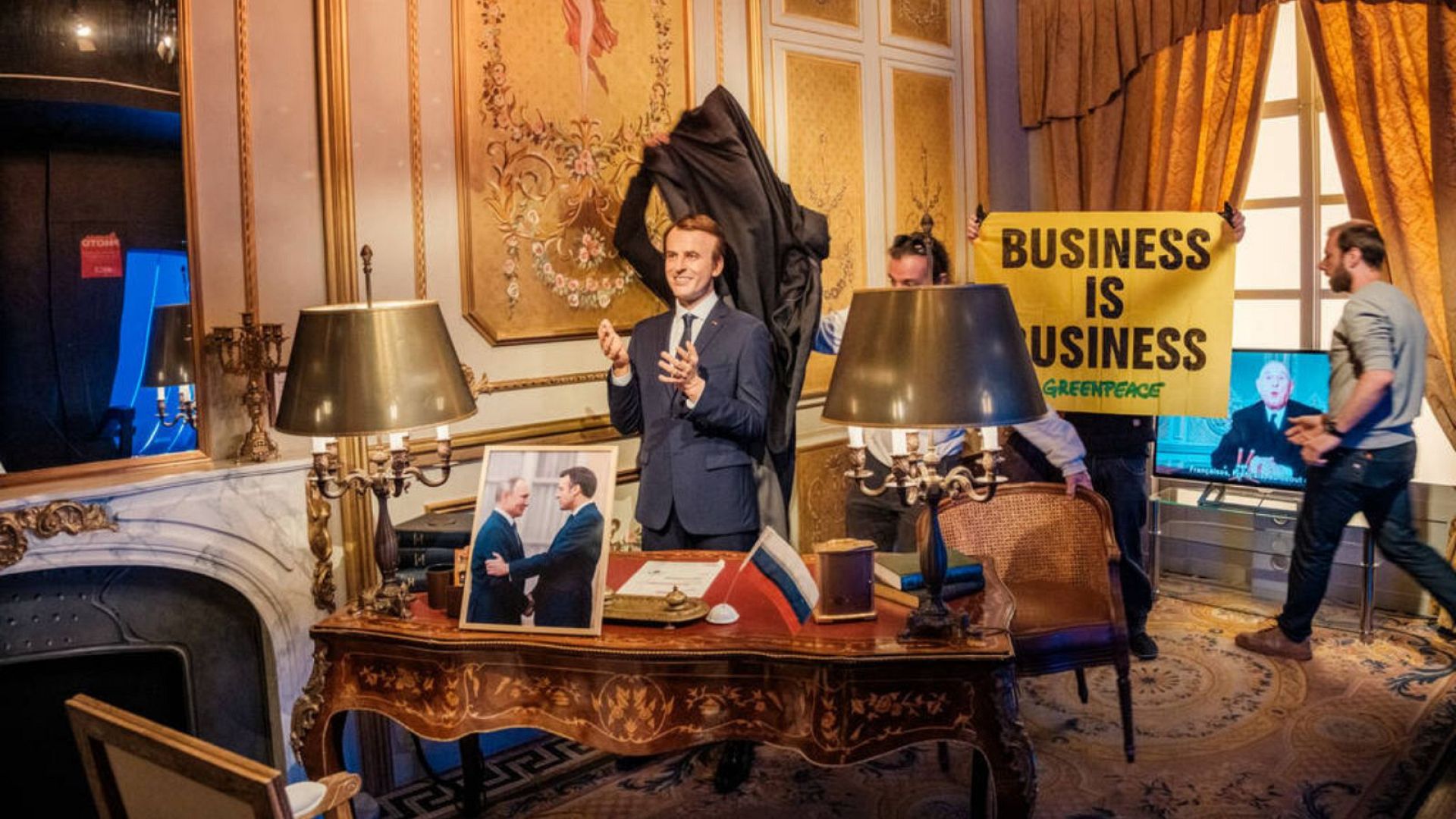 Pourquoi des militants ont-ils volé la statue de cire d'Emmanuel Macron ...