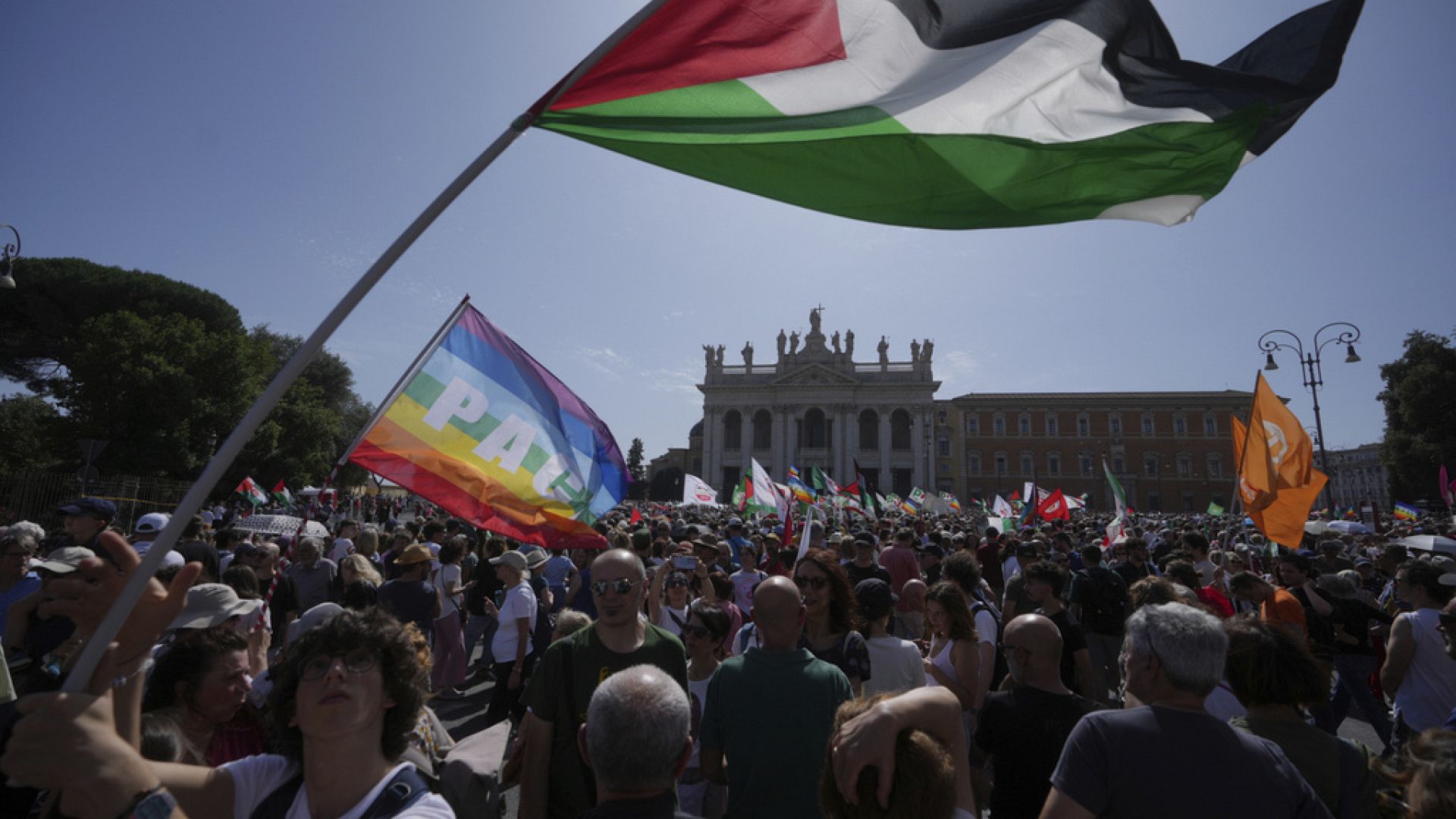 Manifestazione a Roma contro la guerra a Gaza: in migliaia al corteo organizzato dall ...