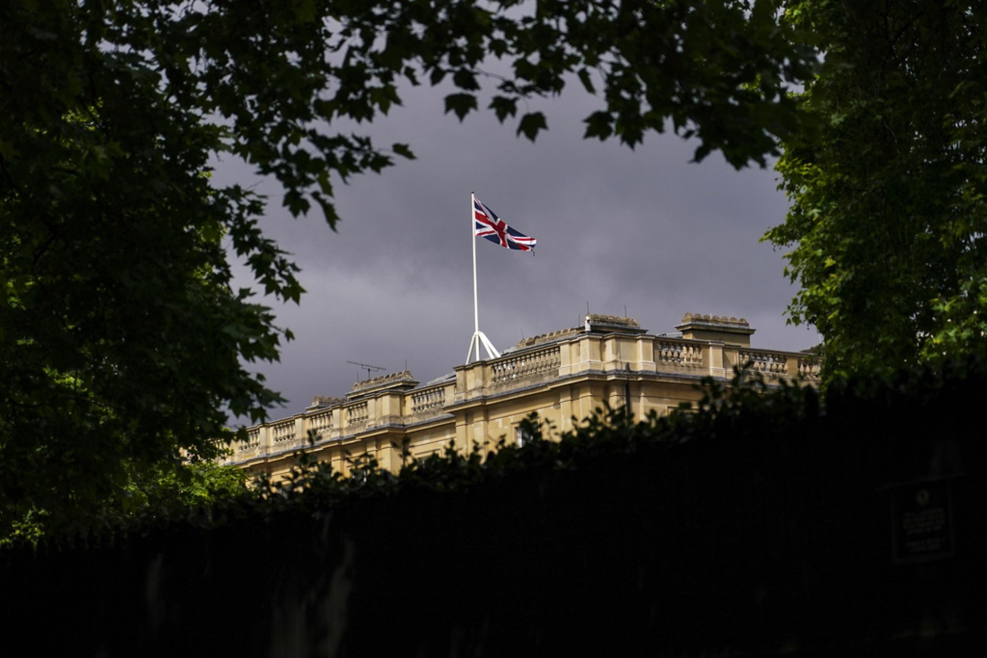 US and China strike a deal on trade framework after talks in London