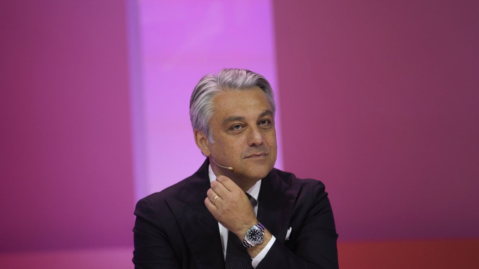 Shock at Renault: Shares plunge as CEO reportedly departs to Gucci ...