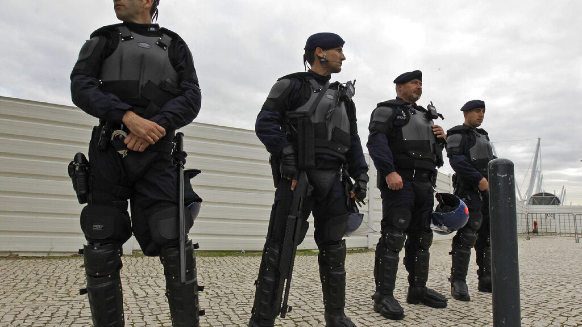 Pol cia Judici ria Det m Seis Membros De Grupo De Extrema direita E Pol cia Judici ria Det m Seis Membros De Grupo De Extrema direita E