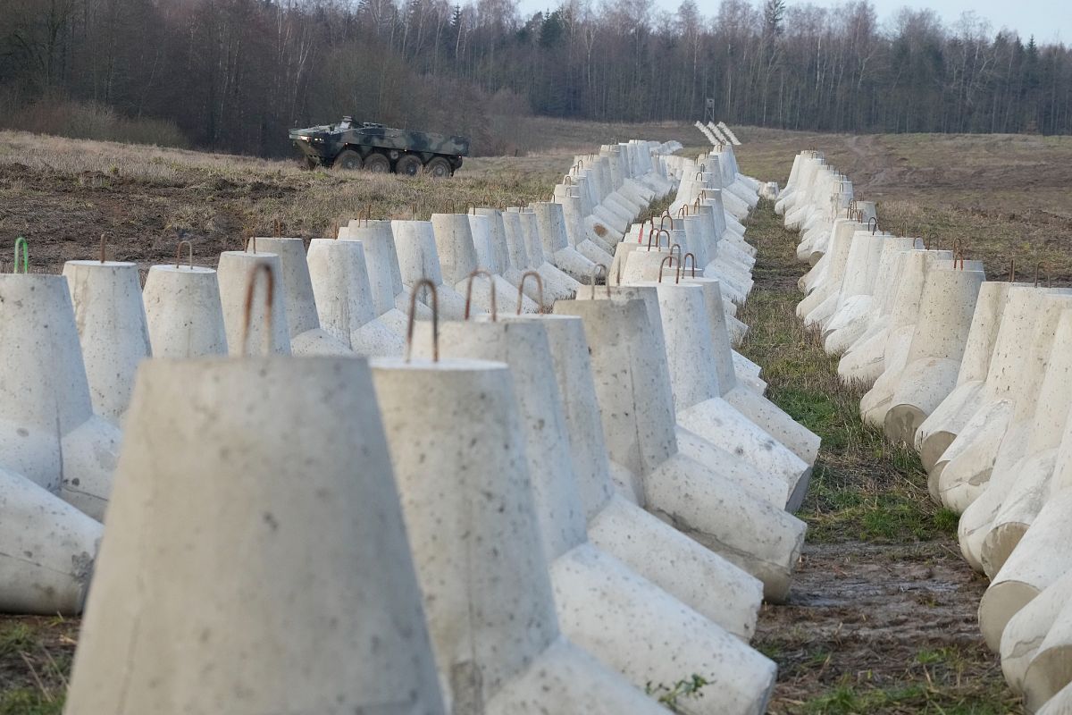 Poland adds minefields to 'East Shield' protective barrier with Russia ...