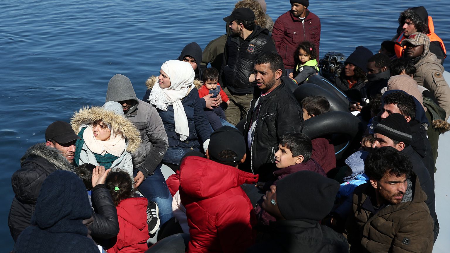 Több mint 350 menedékkérőt mentettek meg egy bárkáról a görögországi Gávdosznál | Euronews