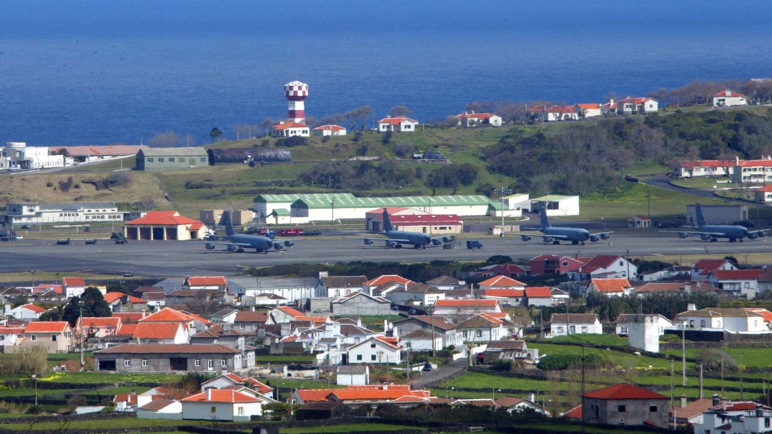 EUA aumentam presença na Base das Lajes e alimentam rumores sobre ...