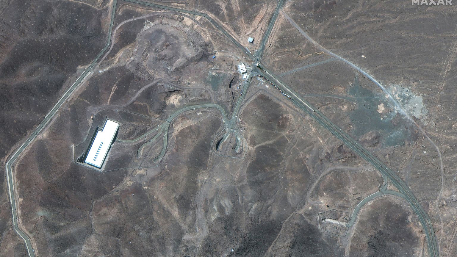 Iran, Trump: "annientati" i siti nucleari iraniani, rinviata la partenza per il vertice Nato ...