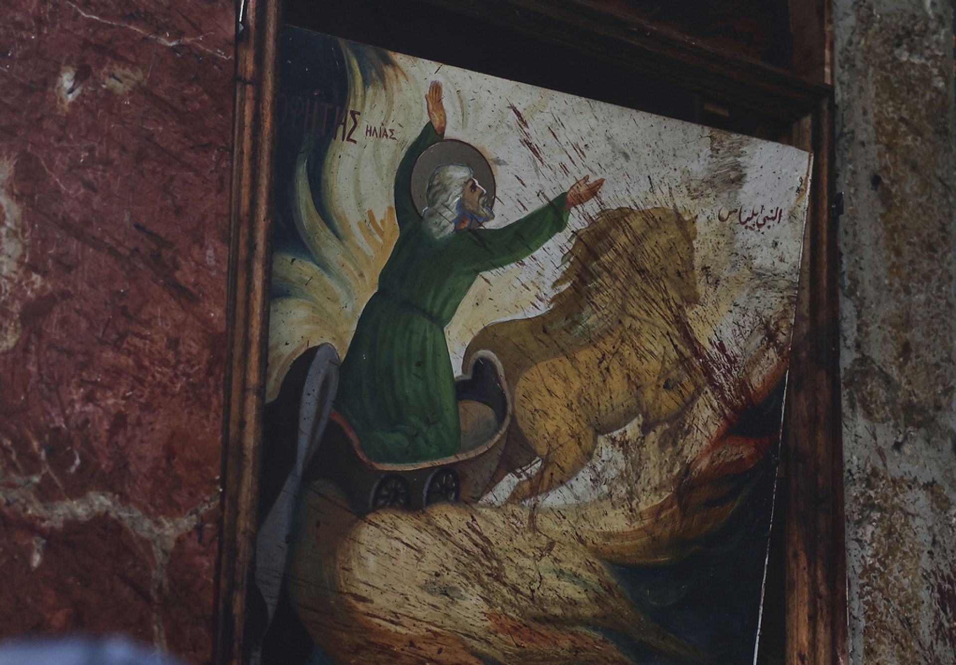 Közel két tucat halottja és több mint hatvan sebesültje van a ...