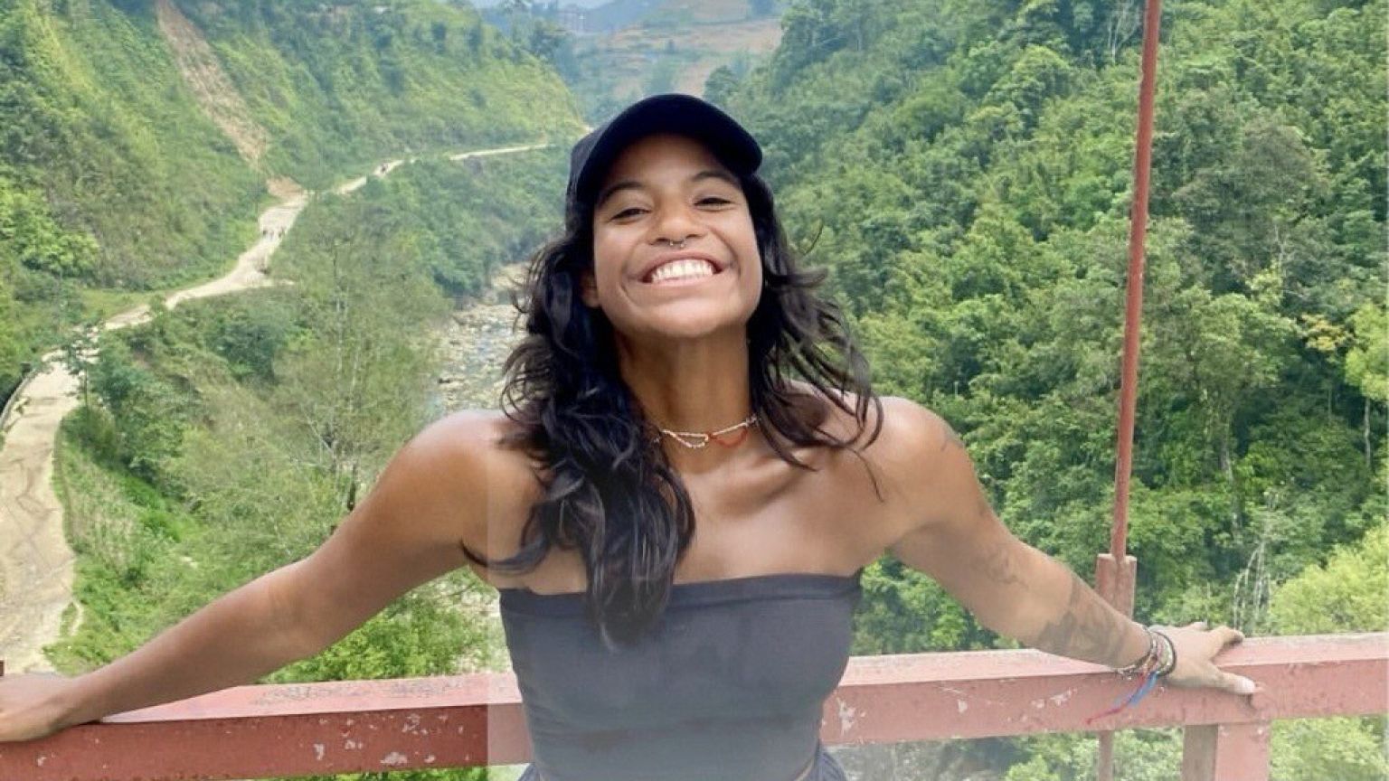 Junge Brasilianerin, die in Indonesien in einen Vulkan gestürzt war ...