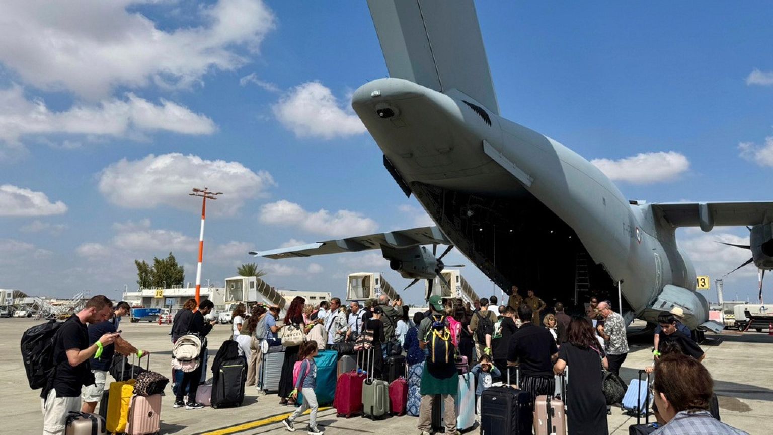 Evacuazioni da Israele e Iran: cittadini francesi e indonesiani ...