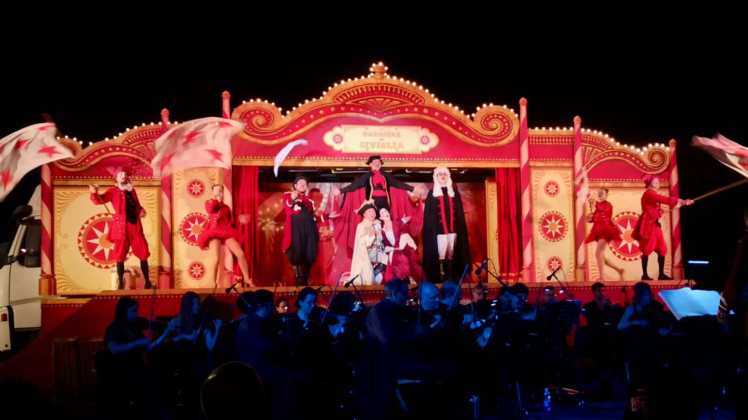 OperaCamion - opera wystawiana na ciężarówce w dzielnicach Rzymu | Euronews