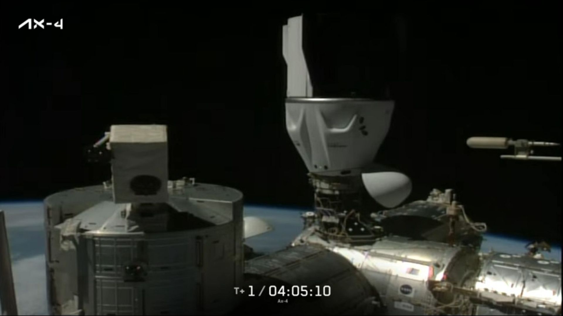 Kapsuła Dragon z polskim astronautą zadokowała do ISS | Euronews