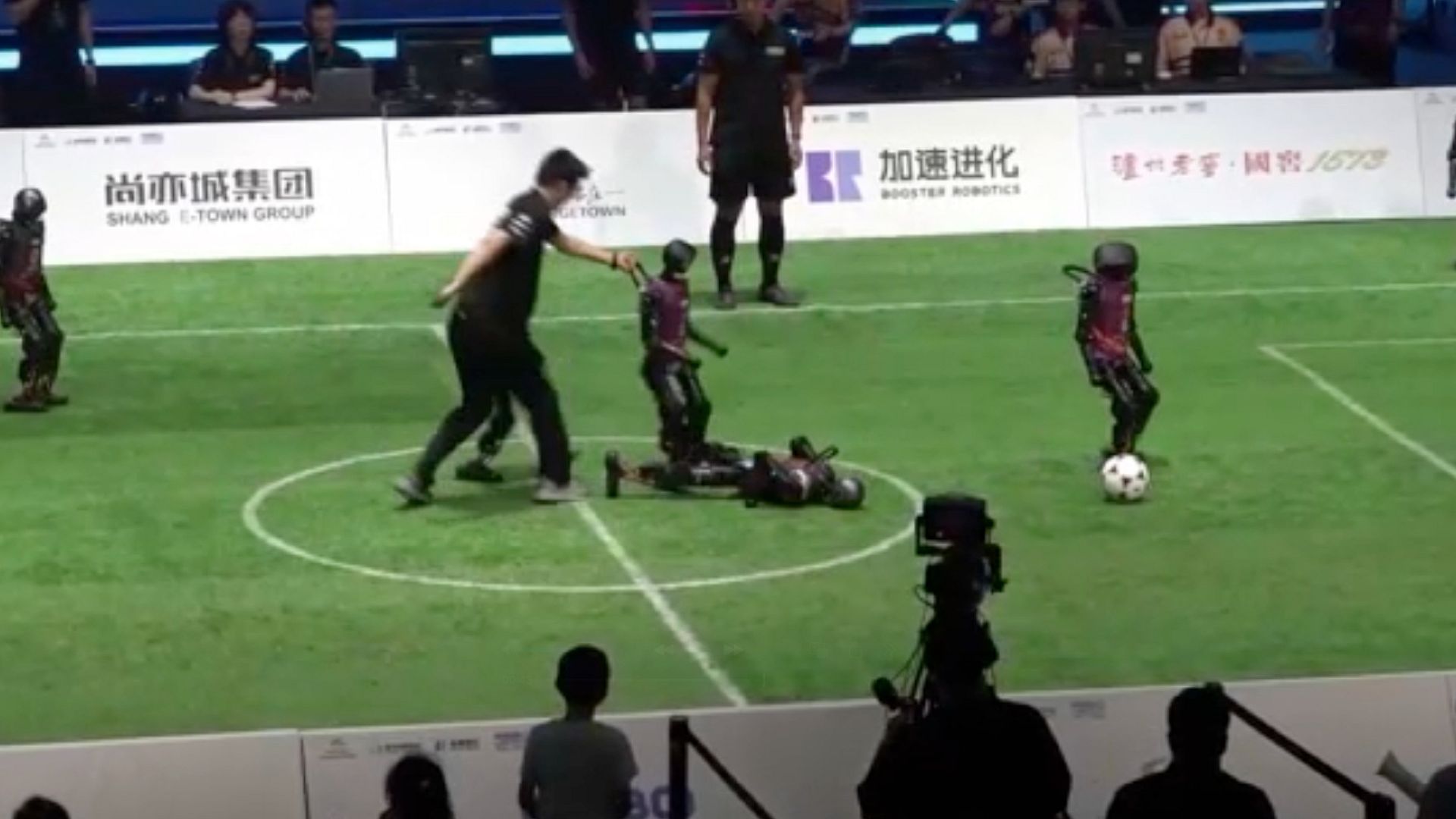 Video. Humanoid robots stumble through AI-powered football match in ...