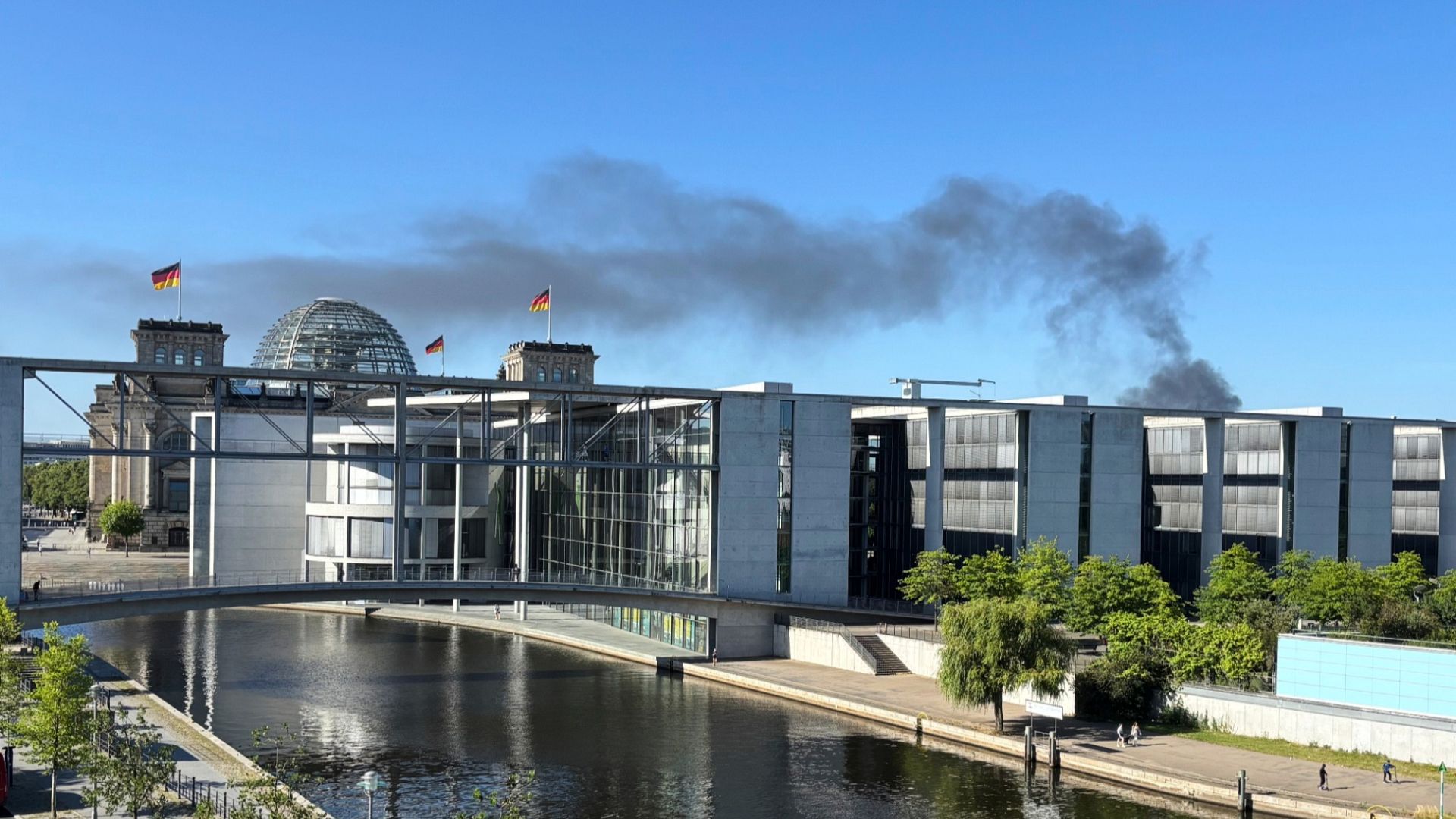 Brand in Berlin: Feuer in 17-stöckigem Hochhaus wieder gelöscht | Euronews