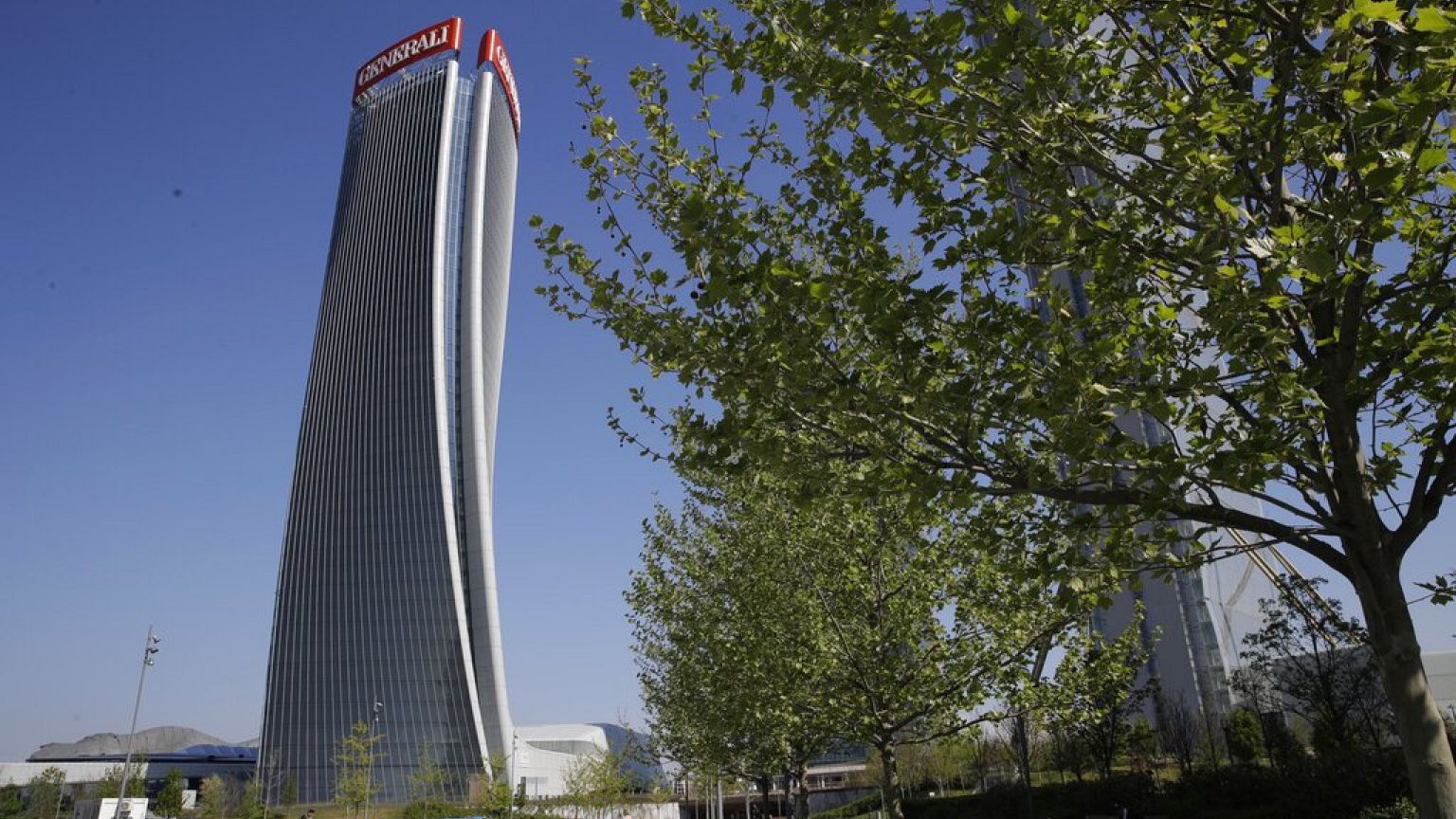 Milan : l’enseigne Generali de la tour Hadid chute, la chaleur en cause ? | Euronews