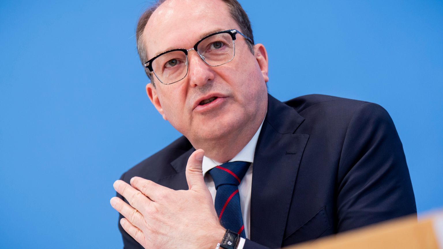 Dobrindt will nach Afghanistan abschieben – und sucht Hilfe bei der ...