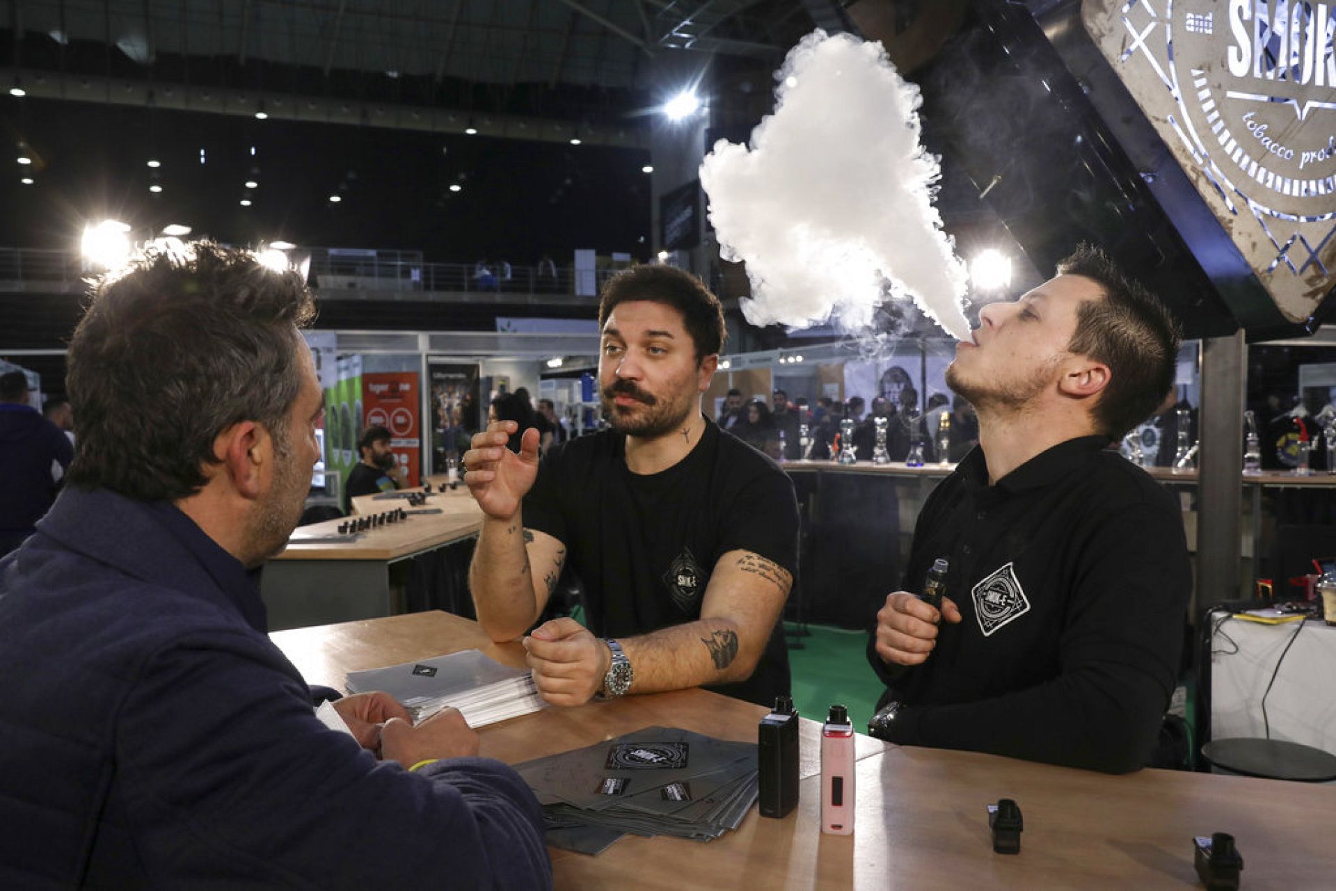 Ελλάδα: Ψηφίστηκε ο νόμος με βαριές «καμπάνες» για κάπνισμα και αλκοόλ ...