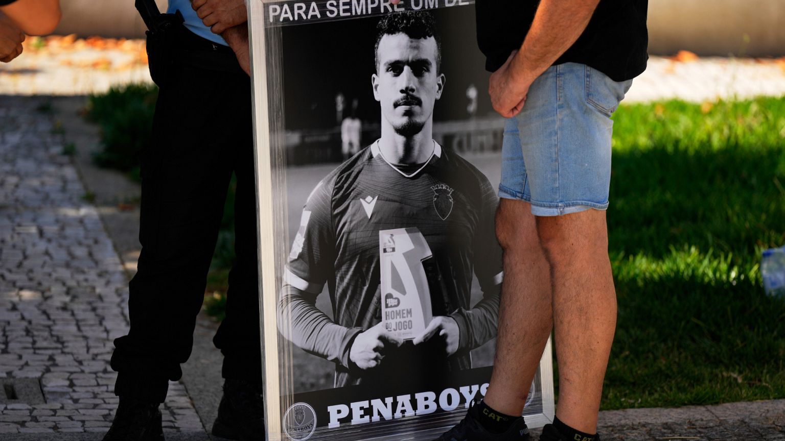 Los cuerpos de Diogo Jota y André Silva son recibidos con lágrimas y aplausos en Gondomar | Euronews