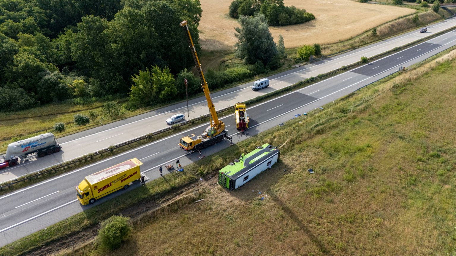 Flixbus kippt auf Autobahn um - 23 Verletzte nach Unfall | Euronews