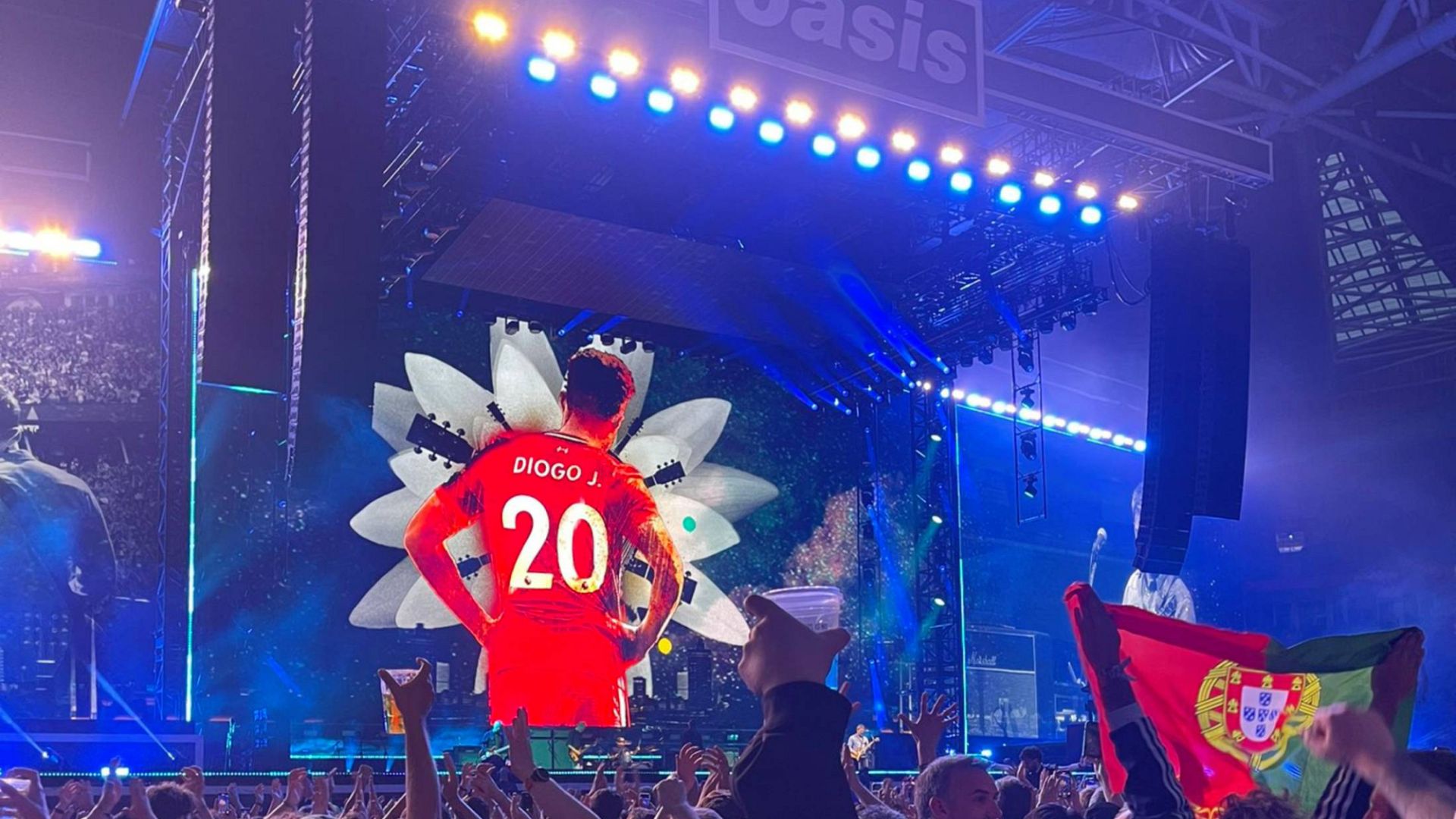 Oasis dedica 'Live Forever' a Diogo Jota en el regreso de la banda a ...