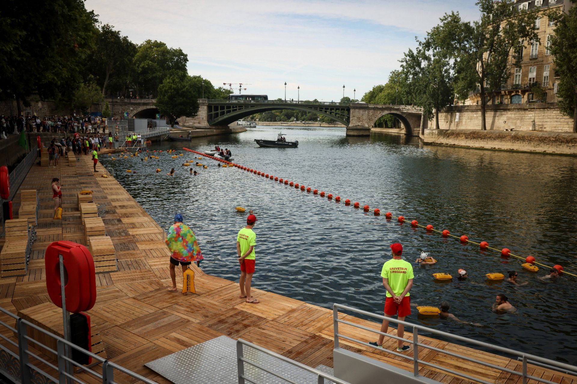 Los parisinos se dan un chapuzón histórico en el río Sena después de 102 años - José Cárdenas