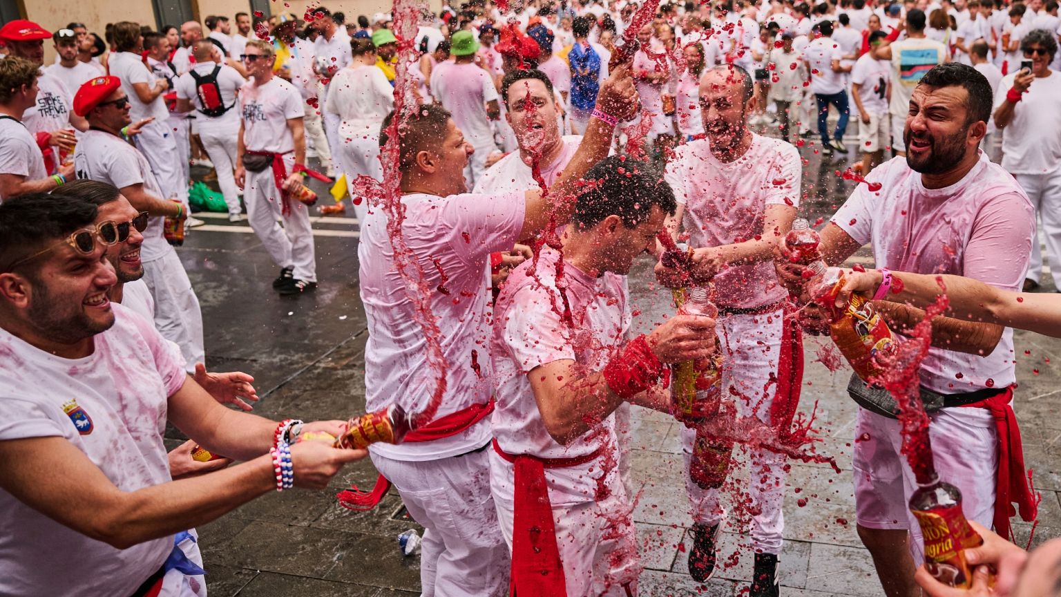 Les fêtes de San Fermin à Pampelune dédient leur coup d'envoi à la ...