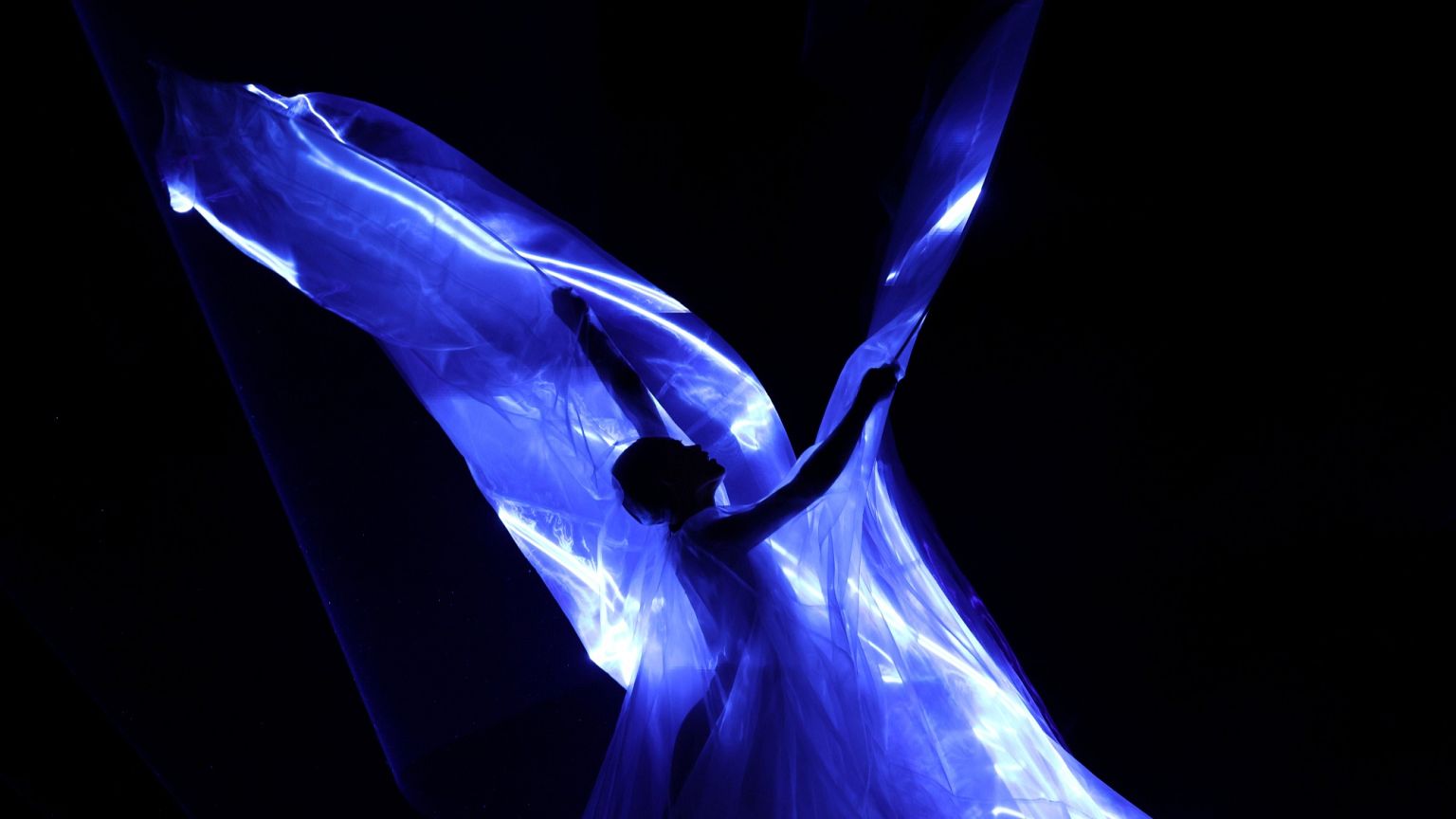 Iris Van Herpen unveils extraordinary bioluminescent algae dress at ...