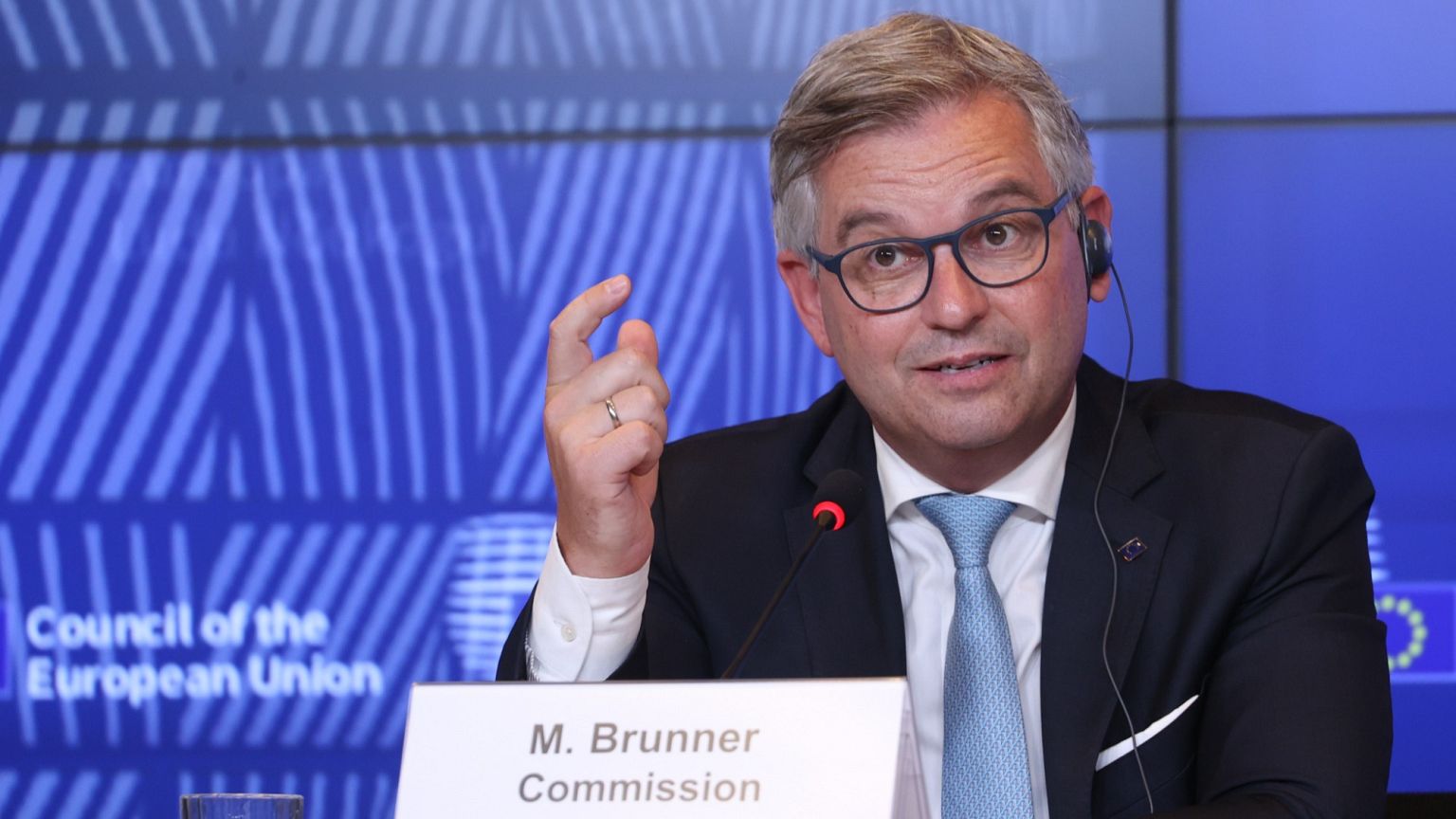 "Persona non grata" : le commissaire européen aux Migrations expulsé de ...